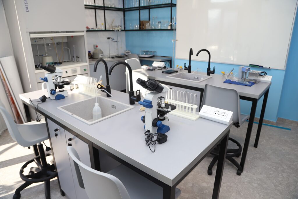 Rëndësia e laboratorëve në mësimin e biologjisë – Virtus